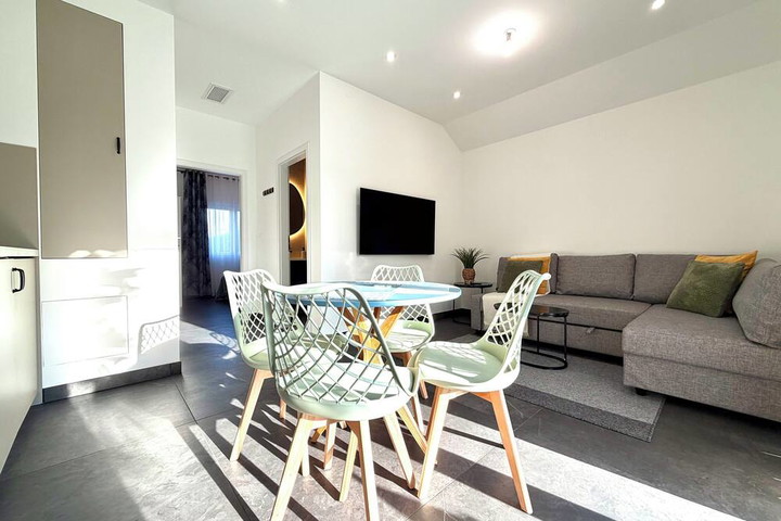 Modern Strasbourg Flat  7 Min To City Centre By Train | Terrace & Free Parking - Schiltigheim