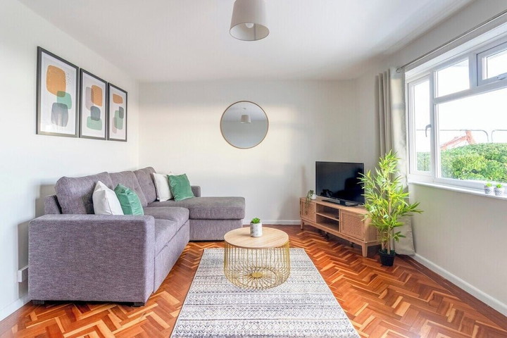 Spacious Sea View 2 Bedroom Sleeps 6-free Parking - Boscombe