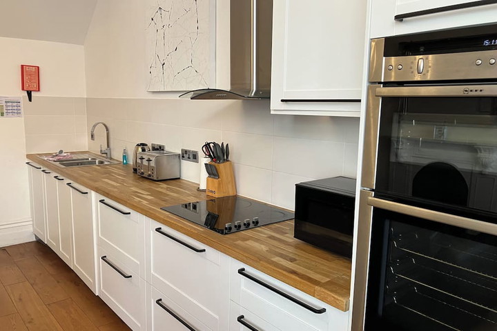 High Street Suites 3 - Ventnor Apartment Close To Amenities With Own Parking - Isle of Wight
