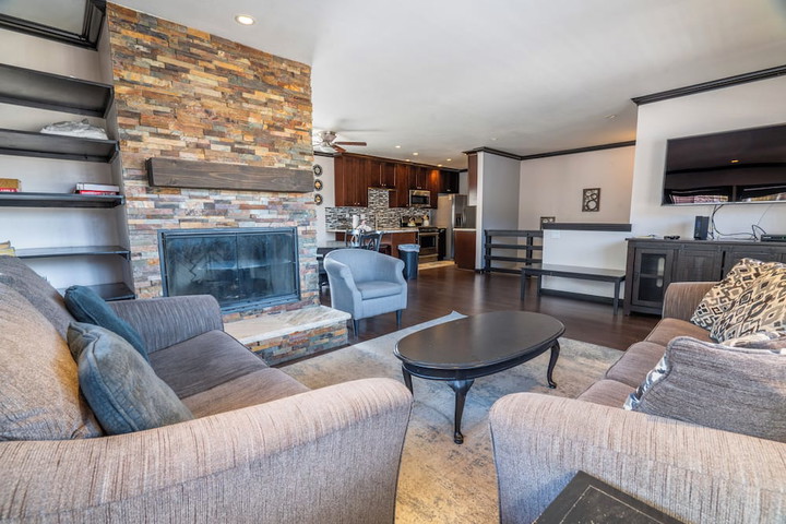 Edgewater #16, Condominium With Both Lake And Mountan Views! - June Lake, CA