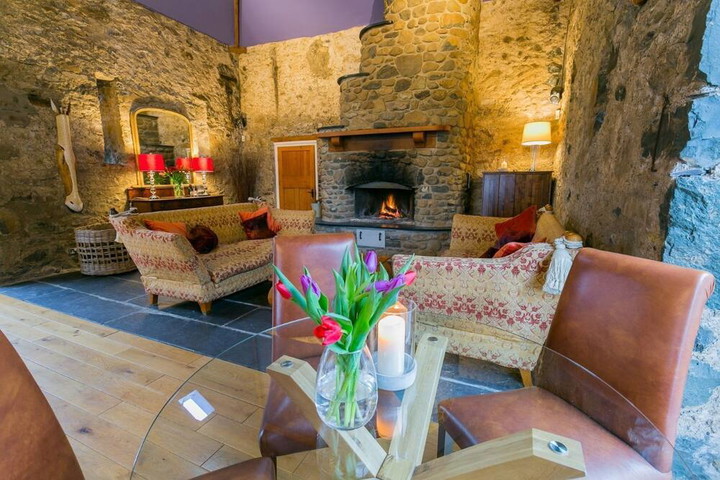 Tal Y Bont Barns -  A Remote That Sleeps 24 Guests  In 9 Bedrooms - Beaumaris