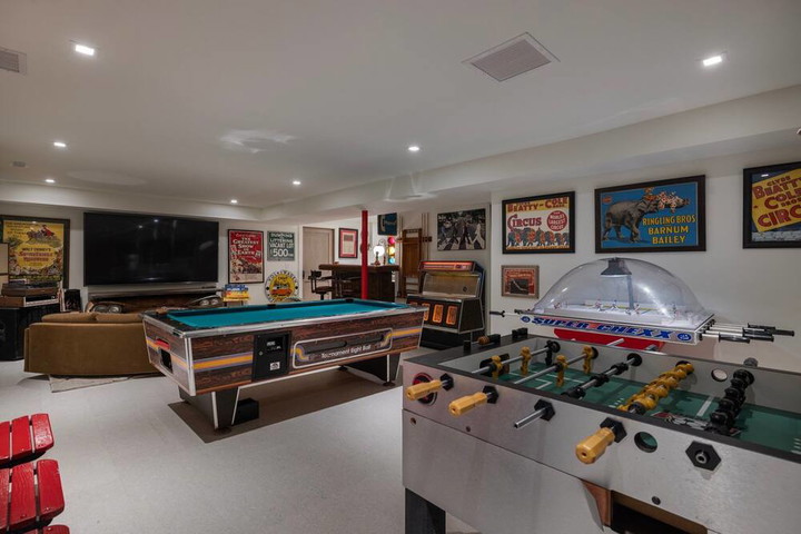 Stunning Farmhouse - Private Pool & Vintage Arcade - Close To Newport & Beaches - Rhode Island