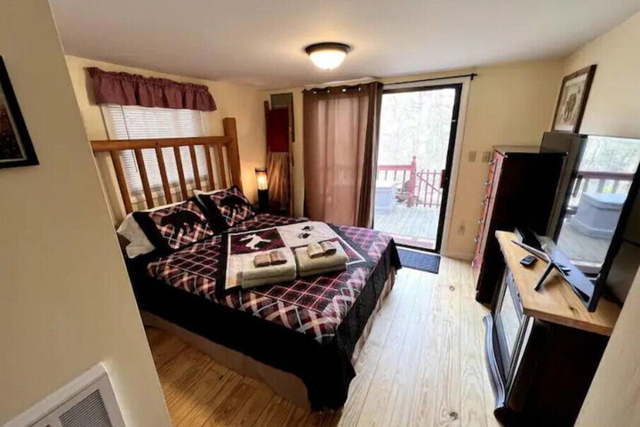 Romantic Creekside Cabin W/hot Tub Near Smoky Mountains National Park - Cherokee, NC