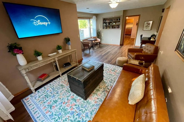 New: Vintage, Mid-century Suite Above Antique Store - Vermilion, OH