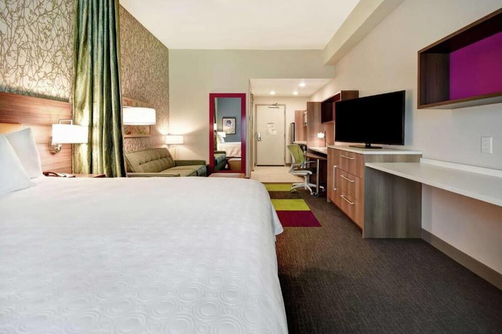 King Bed Suite With Free Breakfast & Pool; 1.2 Mi To Georgia Sea Turtle Center - Brunswick, GA