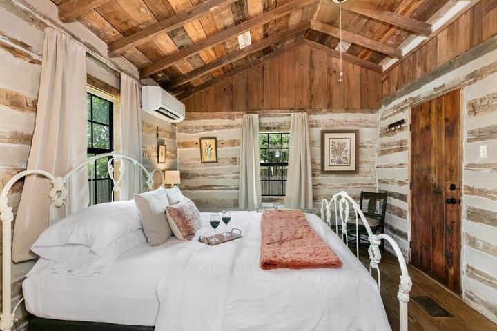 Sycamore Cabin | 1/1 + Loft, Mini Kitchen, Grill, Hill Country Ambience - Fredericksburg, TX