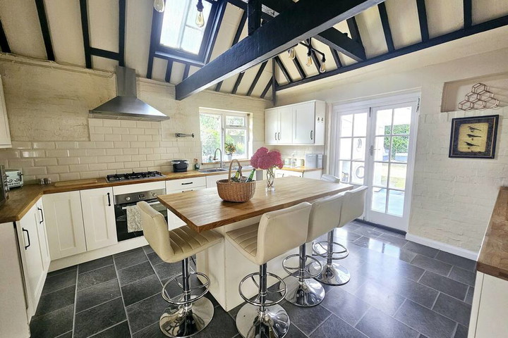 Queen Anne Cottage - Shere