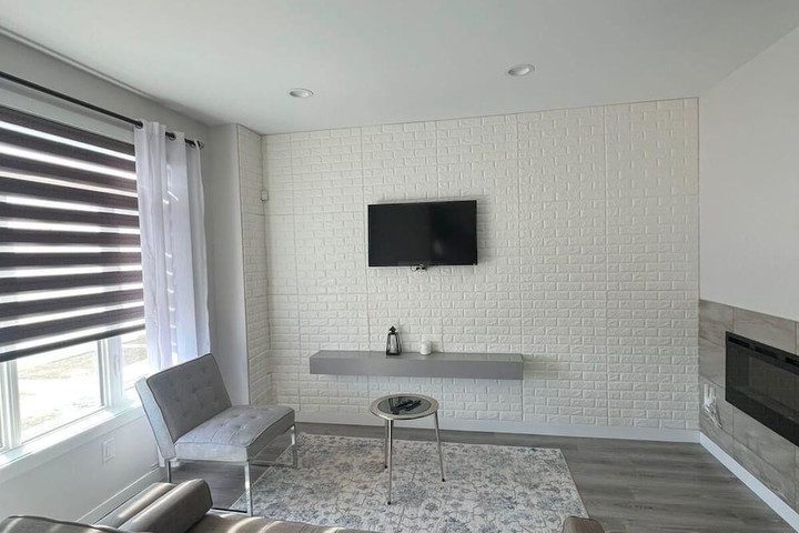 Master Bedroom With A Private Bath In A 3bd Duplex - Winnipeg