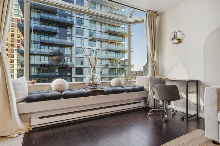Dt Penthouse| Free Parking| Balcony| 9min To Beach - North Vancouver