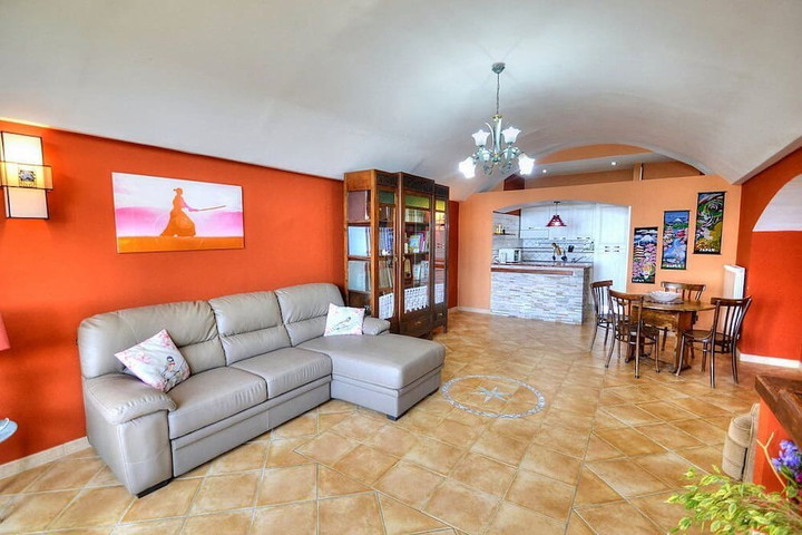 Villa Eichi: A Welcoming Apartment That Is Part Of A Villa In A Quiet Position, Located On A Hillside Above The Sea, With Free Wi-fi. - Salerno
