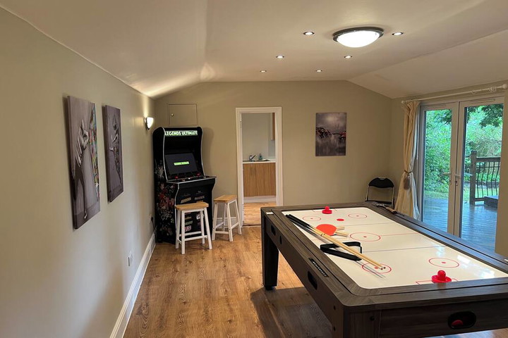 Entire Cottage In East Sussex, 12 Guests, 5 Bedrooms, Hot Tub & Games Room - Battle