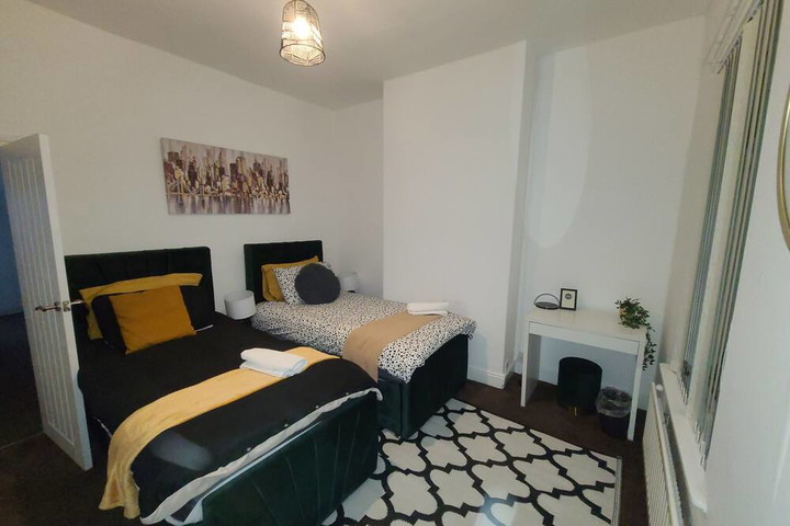 2 Bed House - Sleeps 5 - Pets - Parking - Wifi - 