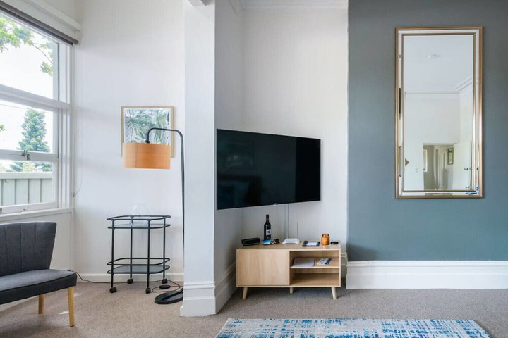 Sun Drenched Ground Floor Studio With Patio - Gordon