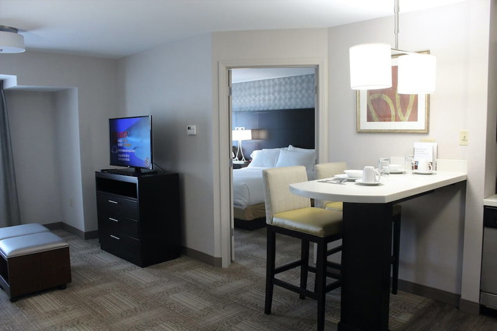 Suite With Full Kitchen | Breakfast Included! - Ohio