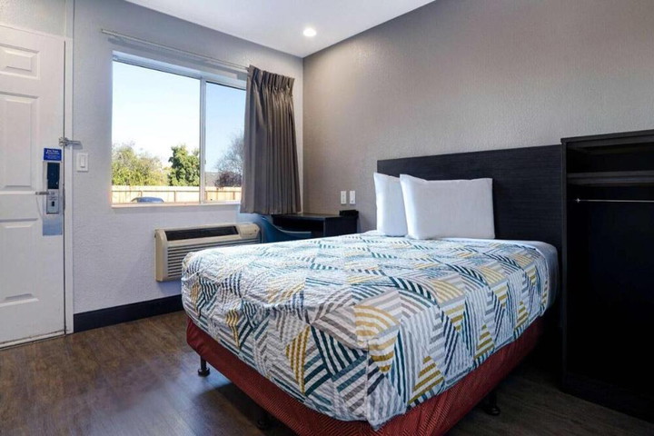 1 Queen Bed | Micfridge - McKinleyville, CA