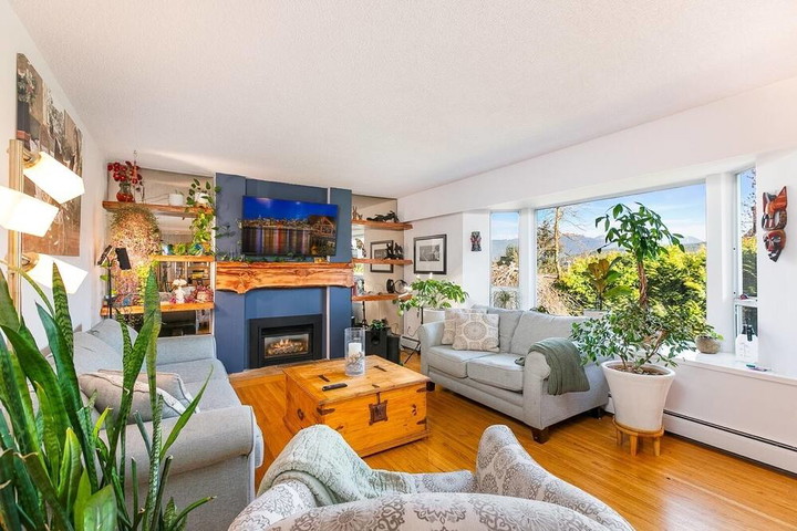 Private Luxury Home! *Hottub & Gym!* *Sleeps 8* - Coquitlam