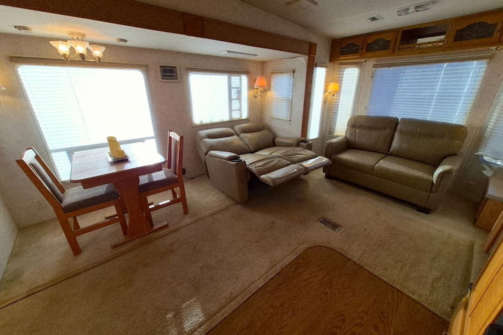 Cozy One Bedroom Glamping Camper - New Mexico