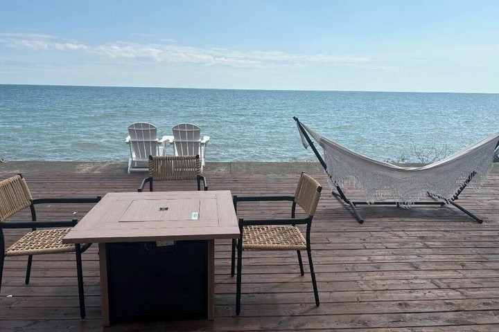 Cozy And Rustic Lake Erie Cottage With Lake Views, Pool, And Hot Tub! - Amherstburg