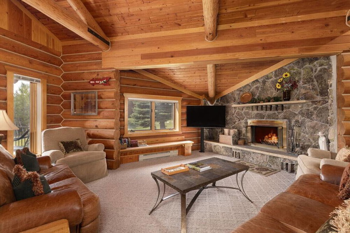Last Minute Special! Cozy Log Cabin, Views, Hottub - Big Sky, MT