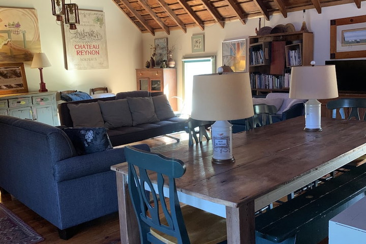 Charming Pet Friendly Renovated Barn With Backyard, In Stevensville - Stevensville, MI