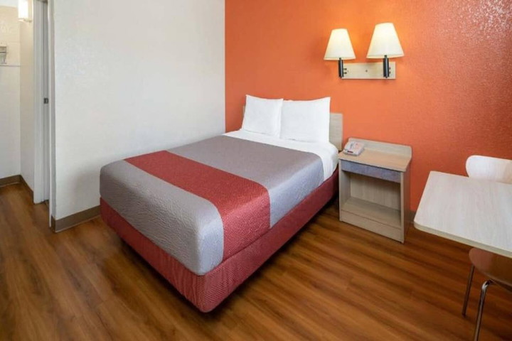 1 Full Bed | Ada/tub - Fontana, CA