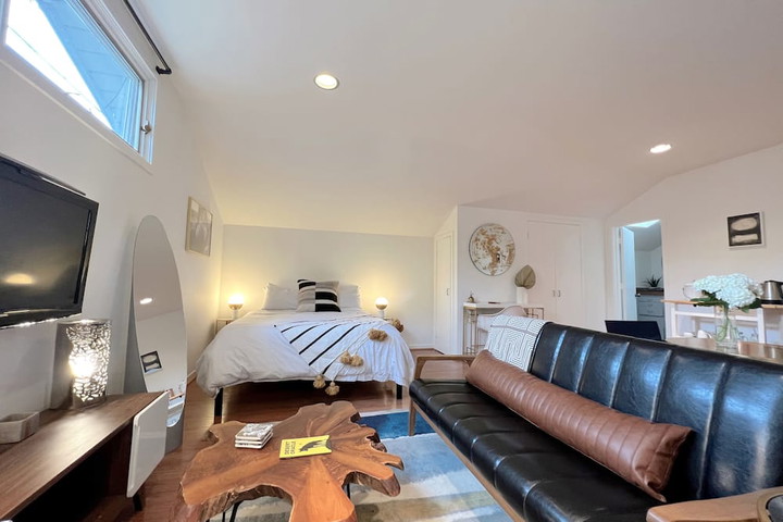 Palo Alto Cottage: Privacy, Comfort & Convenience - Mountain View, CA