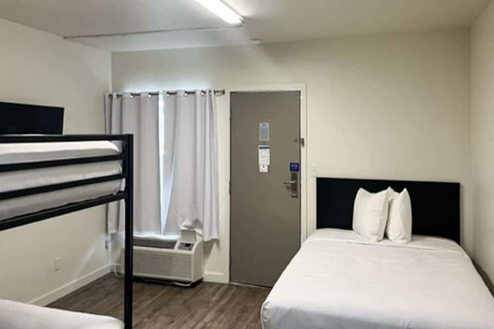 1 Queen Bed | Mobil Access Tub Nsmk Kitchen - Burbank, WA