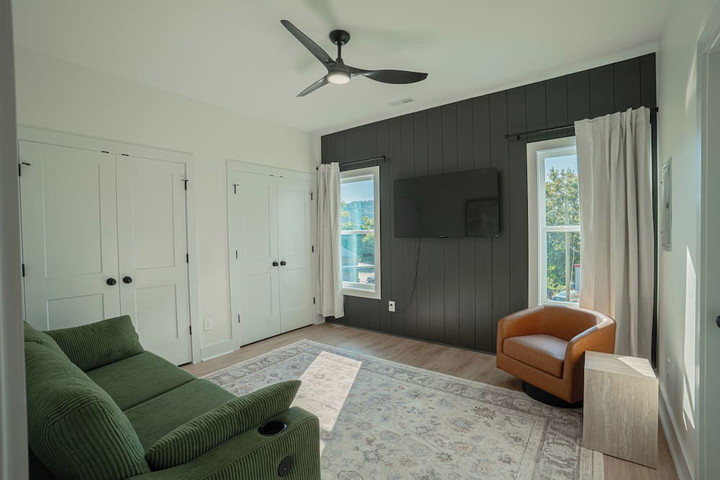 Spacious 4-bedroom Townhome In Enchanting Downtown Bryson City - Bryson City, NC