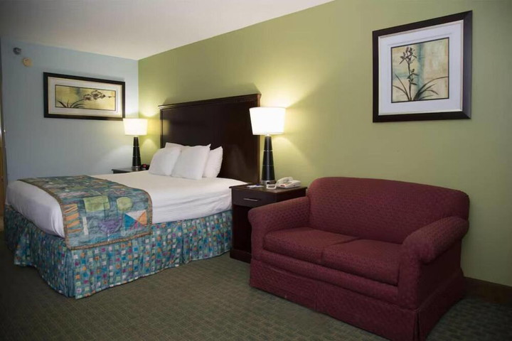 Affordable Room | Near Oak Tree Nature Preserve | Free On-site Parking! - Fort Walton Beach, FL