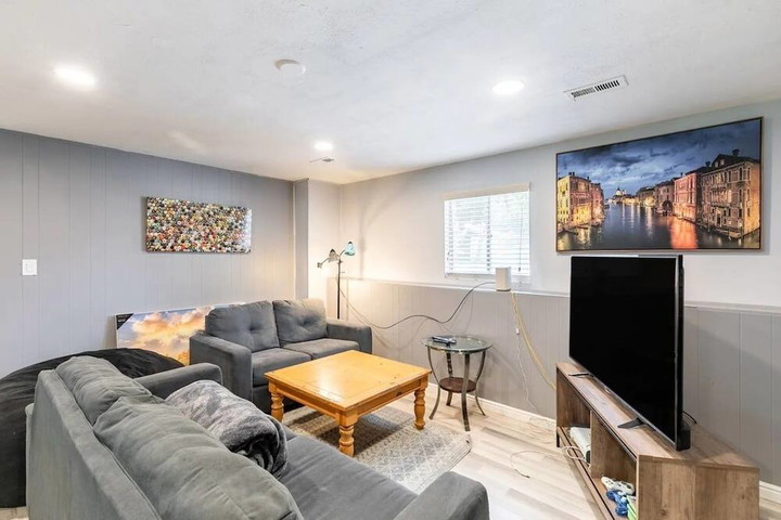 Beautiful Home With Mountain Views - Sandy, UT
