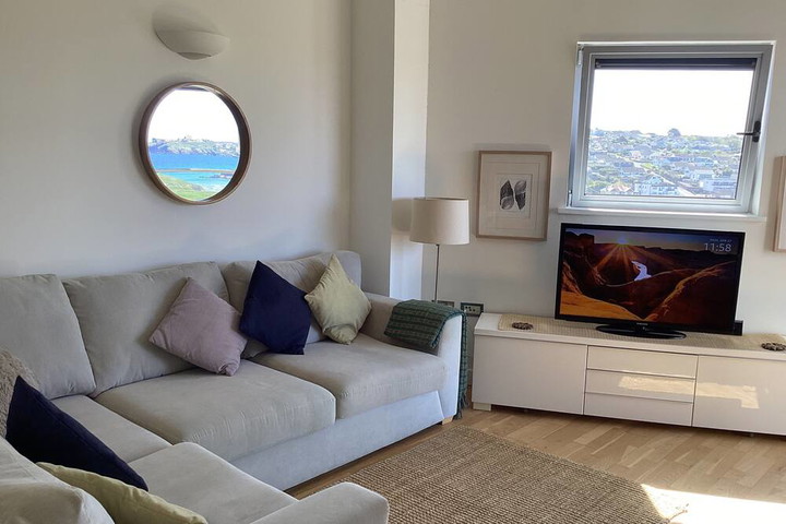 Ocean Front Top Floor Apartment, With Far-reaching Views. Sleeps 4. - Newquay