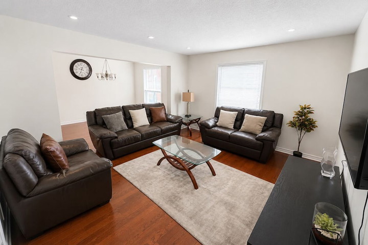 Spacious 4br Orangeville Home, Private Deck, Sleeps 10near Headwaters Hospital! - Caledon, ON, Canada
