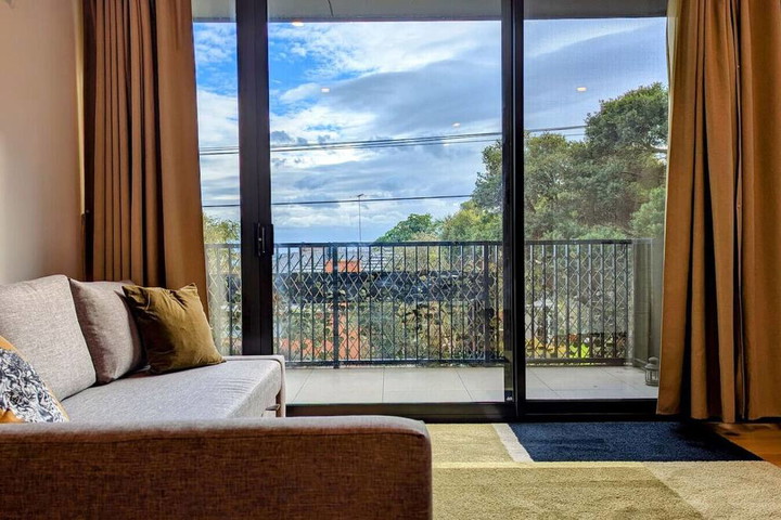Townhouse With 2.5 Bathrooms And Double Garage - Box Hill