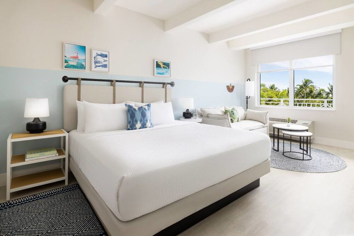 Tropical Playground | Relaxed Key West Stay W/ Pool, Karaoke Nights & Tiki Bar - Stock Island, FL