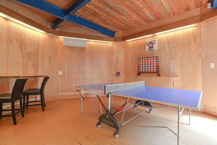 Secluded 20 Acre 10br Ultra Contemporary Retreat - Beverly, MA