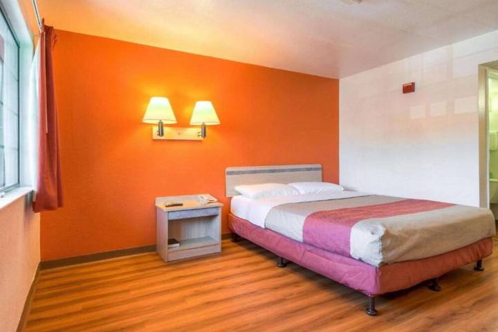 1 Queen Bed | Ada/tub - Chino Hills, CA