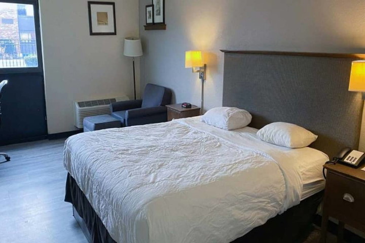1 King Bed | Non-smoking - Greece, NY