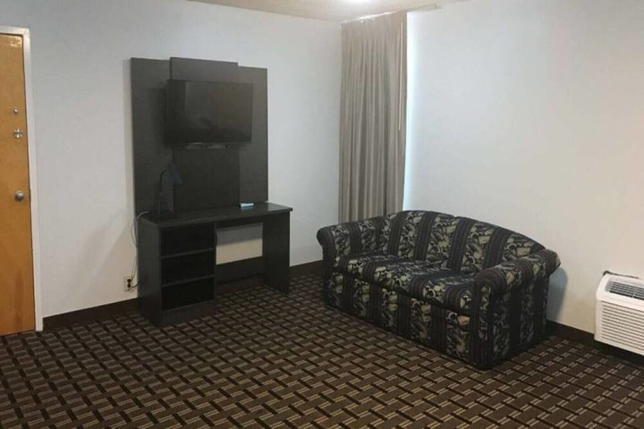 1 King Bed | Suite, Non-smoking, Sofa-bed - Tupelo, MS