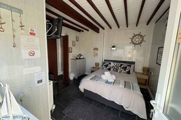 The Horseshoe | Pet Friendly Boutique Room - Caernarfon