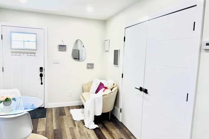 Cozy Private Suite,near Uofa+lrt,free Parking,pet-great Location For All Needs. - Edmonton