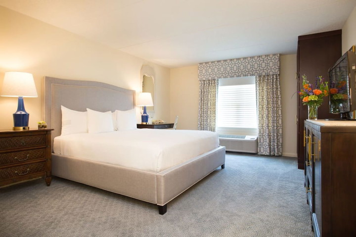 Accessible King Room | Roll-in Shower & Wi-fi - Dewey Beach, DE