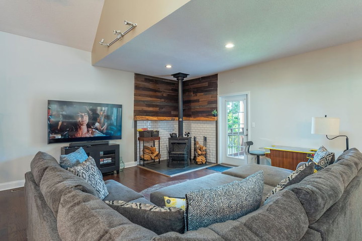 Funtastic Retreat! Ps5, View, Goats, Hot Tub, Karaoke! - Weaverville, NC