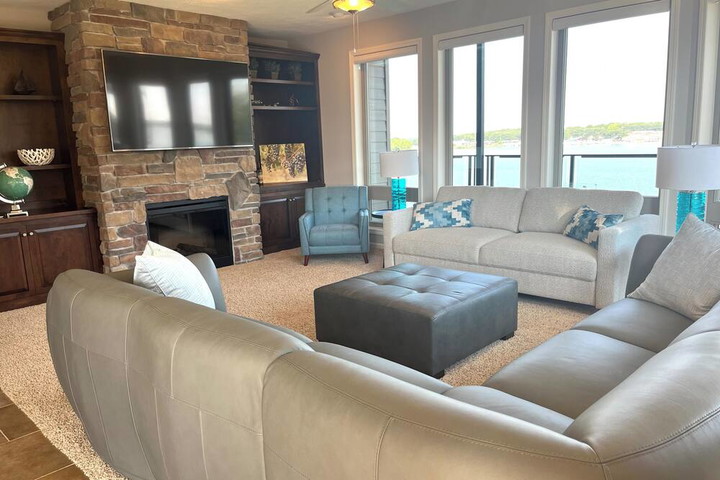 Spacious & Luxurious Lakefront Bridge Bay Corner Condo. 6 Daily Waterpark Passes - Okoboji, IA