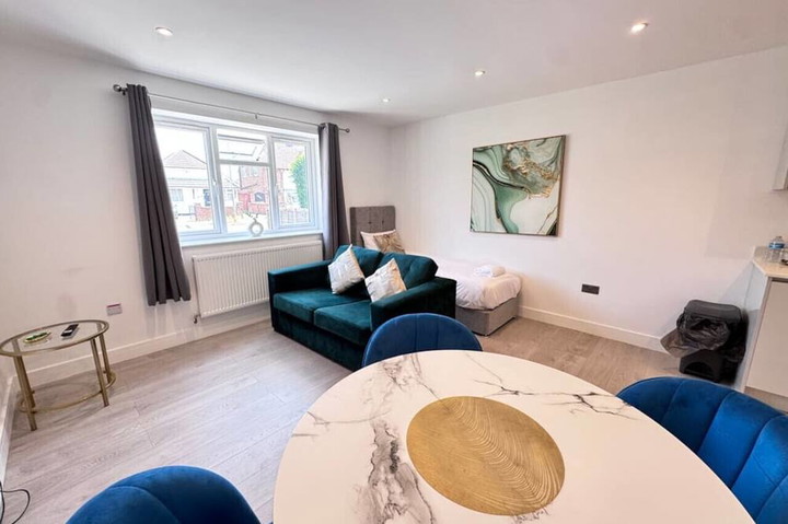 Ev Charge -Free Parking-5 Mins To Heathrow Airport - Staines-upon-Thames