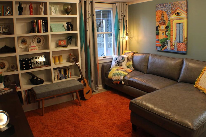 The Hippie Pad In The Heart Of Downtown Abingdon, The Hippie Pad In The Heart Of Downtown Abingdon - Abingdon, VA
