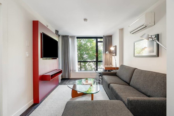 Accessible Yaletown 1br Suite W/ Balcony & Views - Vancouver
