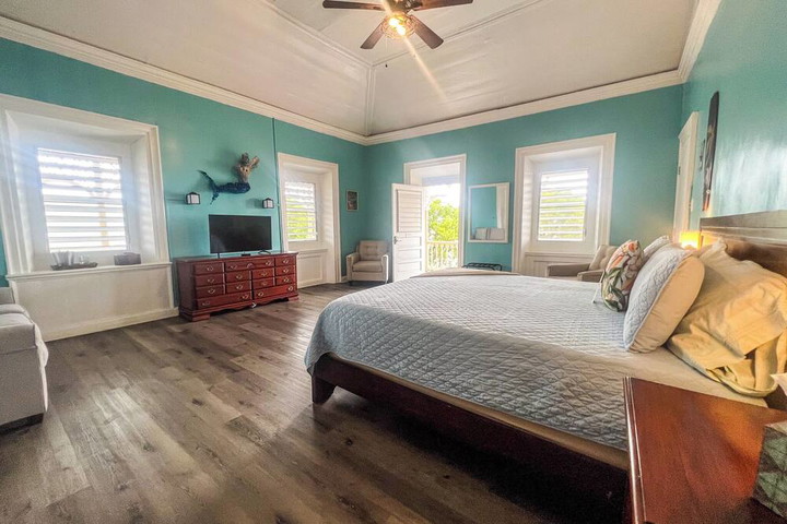 Very Spacious 3rd Floor Unit With Gorgeous Ocean View And Wrap Around Porch - Saint Croix