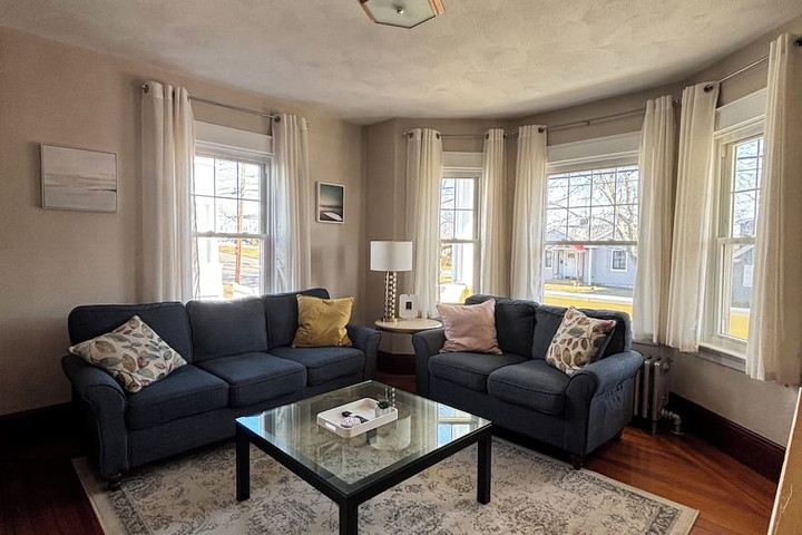 Cozy, 3 Bed Retreat Near Downtown Bristol - Barrington, RI