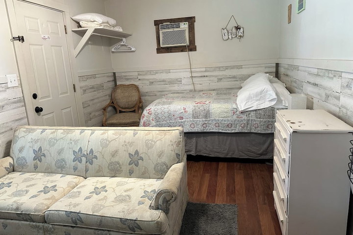Quaint Family, Couples Cottage On The Lake! Stunning View, Near Marinas, Trails - 아칸소