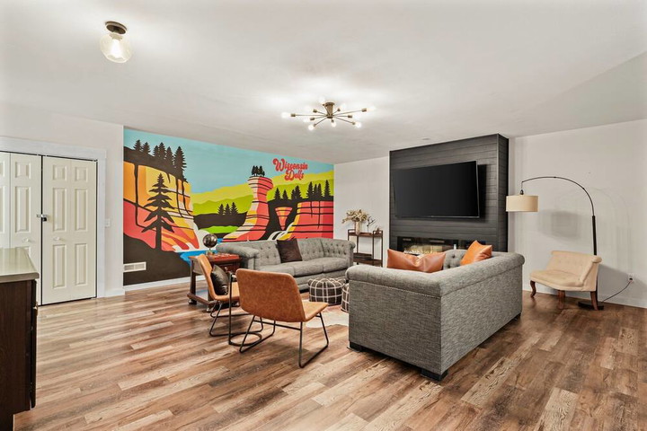 Spacious 6 Bedroom Less Than 10 Min Walk To Downtown Wi Dells! Sleeps 20+! - Wisconsin Dells, WI